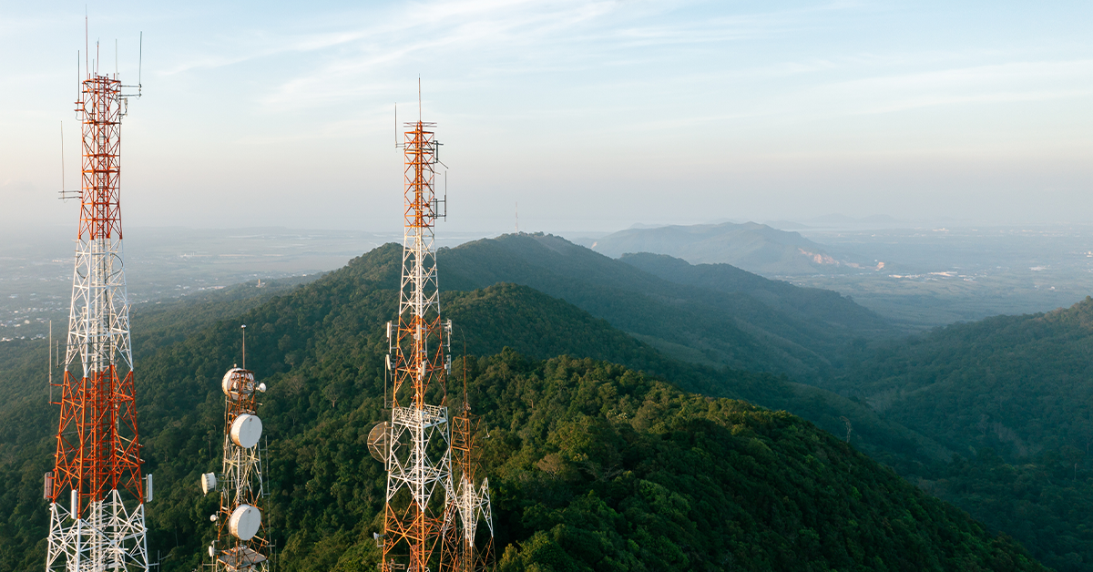The Role of Towers and Antennas: How Your RedPocket Signal Reaches Your Phone